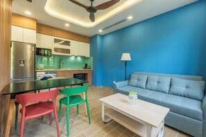 Suite-Estúdio Familiar, vista para a colina | Cozinha privada | Um frigorífico, um micro-ondas no espaço comum