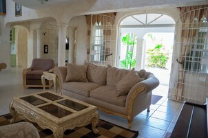 Vila, 5 quartos, para fumantes, piscina particular | Sala de estar