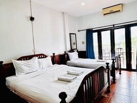 Quarto Triplo Deluxe, vista para a montanha | Secretária, Wi-fi grátis, roupa de cama fornecida