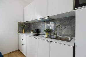 Estúdio clássico, 1 cama de casal, banheiro privativo | Cozinha americana privada | Geladeira, micro-ondas, cooktop, chaleira elétrica