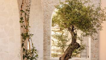 Secluded Two-Bedroom Villa with Private Pool and Sea View | Terraço/pátio interior