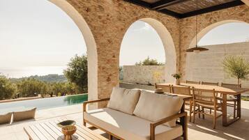 Secluded Two-Bedroom Villa with Private Pool and Sea View | Terraço/pátio interior