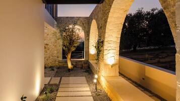 Garden Edge Two-Bedroom Villa with Private Pool and Sea View | Terraço/pátio interior