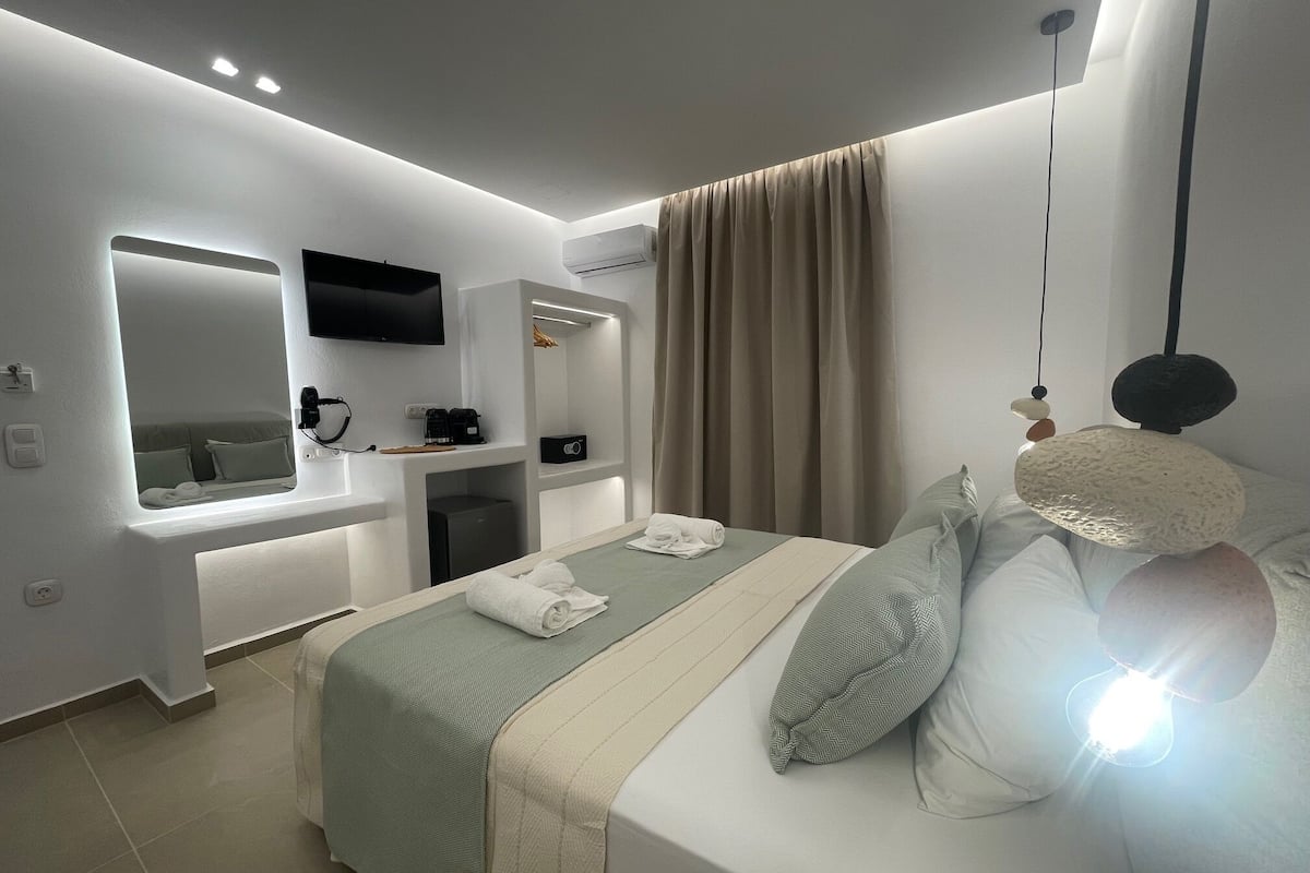 Quarto Deluxe | Roupa de alta qualidade, cofre no quarto, com decoração personalizada