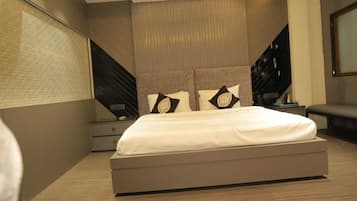 Quarto casal luxo, sacada, vista para o jardim | Escrivaninha, Wi-Fi de cortesia