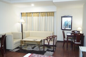Quarto casal executivo, vista para a cidade | Cofres nos quartos, escrivaninha, cortinas blackout