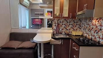 Quarto Deluxe, 2 quartos | Sala de estar | Televisor LCD de 32 polegadas com canais por cabo