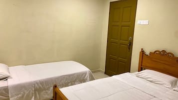 Quarto triplo | Escrivaninha, quartos à prova de som, Wi-Fi de cortesia