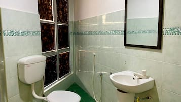 Chuveiro, chinelos, toalhas de banho, sabonete