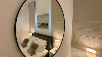 Apartamento Deluxe | 1 quarto, cortinas/cortinados opacos, ferro/tábua de engomar