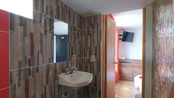 Quarto Duplo Standard | Casa de banho | Um polibã, toalhas fornecidas, sabão, champô