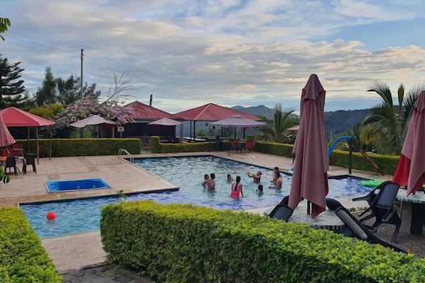 Piscina externa, espreguiçadeiras