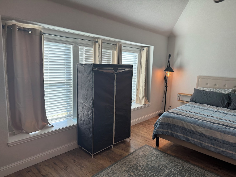 Amazing Upgraded Masterpiece With A Nice Gym Upstairs, Full Kitchen, And Games! - Denton