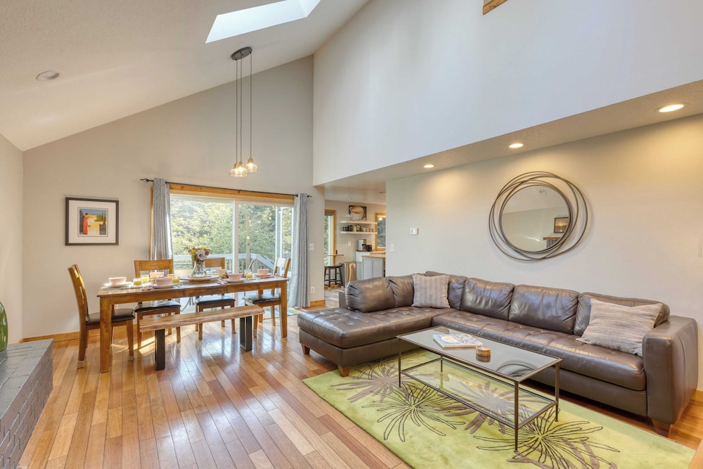 Royal Canoe By Avantstay Walk To The Shore + Private Yard - Cannon Beach, OR