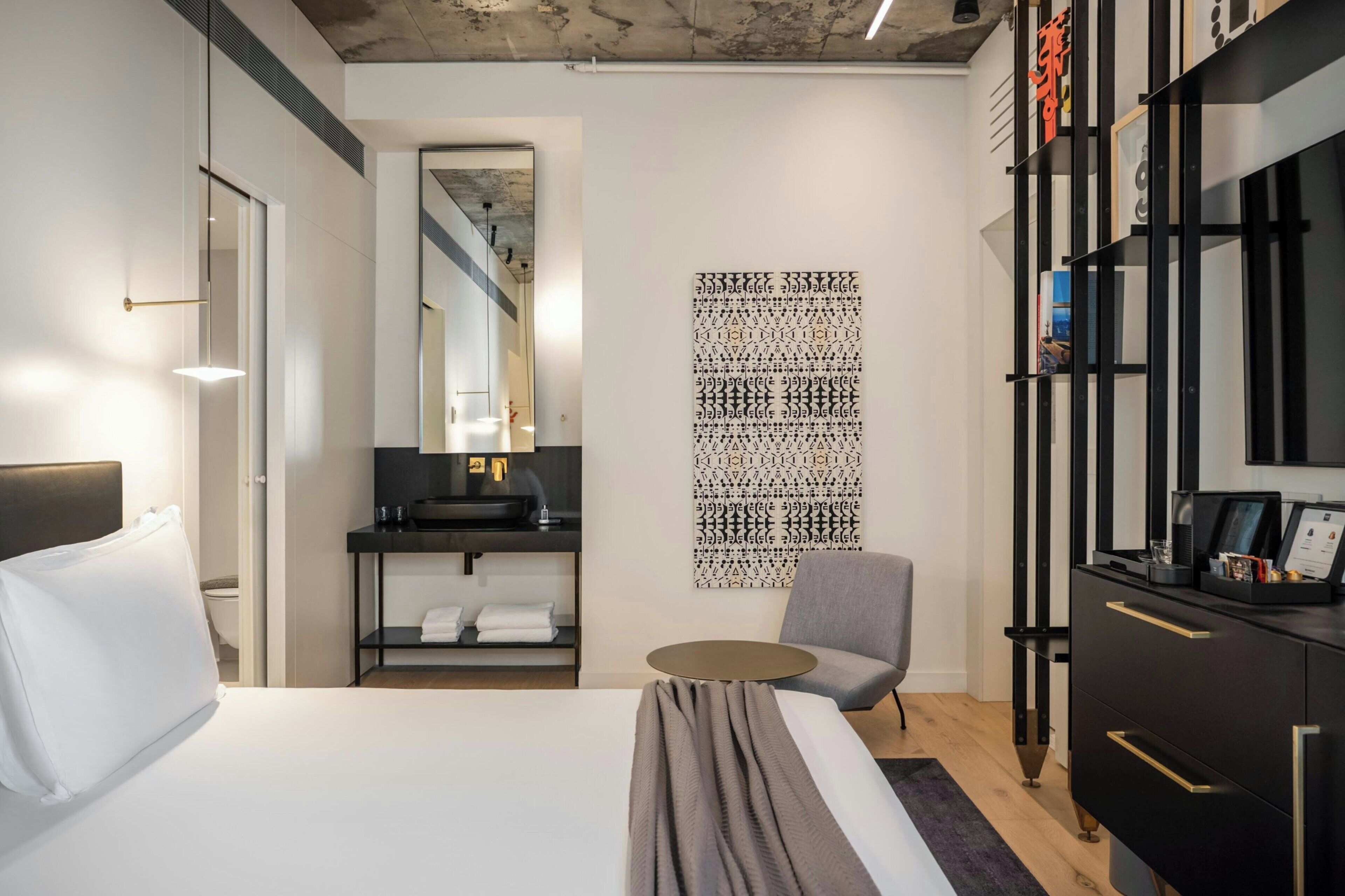 Gymnasia Room | Cofres nos quartos, Wi-Fi de cortesia, roupa de cama