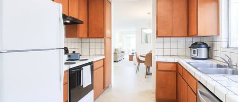 Um micro-ondas, um forno, uma placa de cozinha