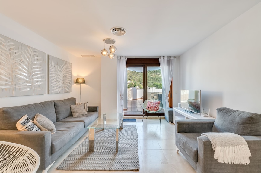 Apartamento De 3 Dormitorios En Benahavís Con Vistas A La Montaña, Wi-fi Y Aire Acondicionado - Igualeja