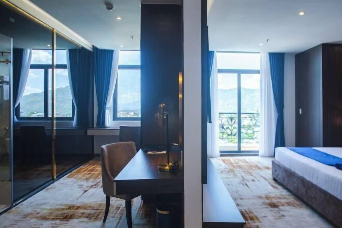 Minibar, cofre no quarto, secretária 