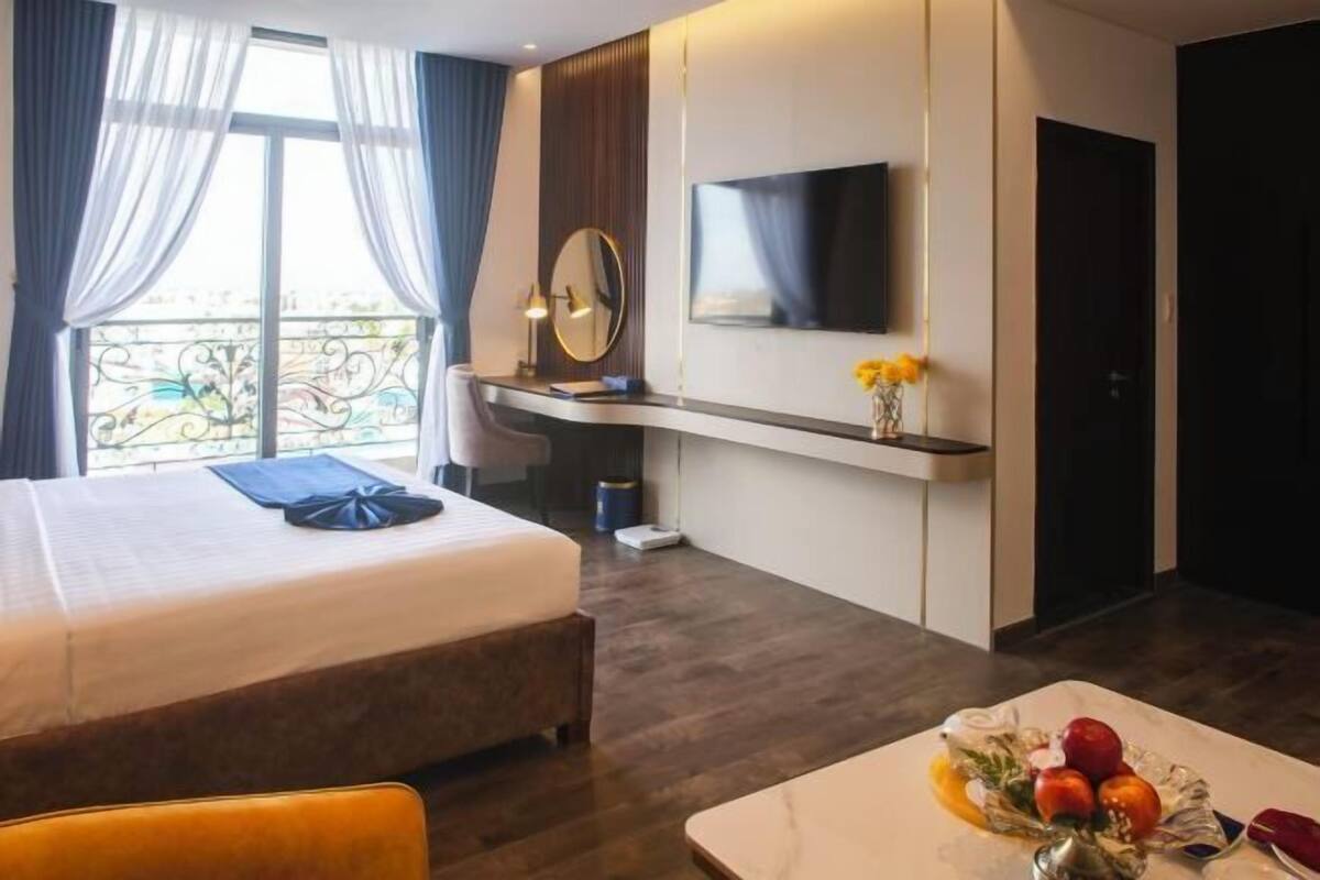 Minibar, cofre no quarto, secretária 