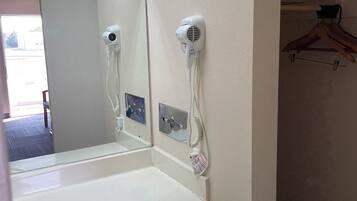 Quarto Duplo | Casa de banho | Um secador de cabelo, sabão, champô, papel higiénico