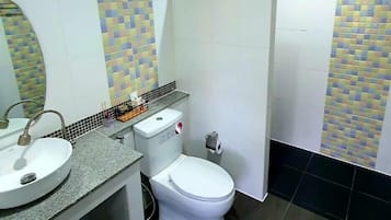 Produtos de toalete grátis, sabonete, shampoo, papel higiênico