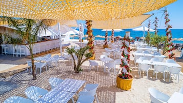 6 bares/lounges, um bar junto à piscina, um bar de praia