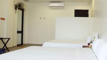 Quarto casal luxo, vista para a cidade | Escrivaninha, espaço de trabalho para notebook, quartos à prova de som