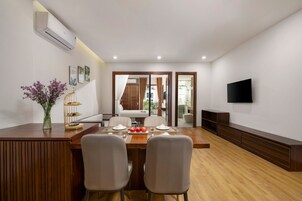 Apartamento Familiar, 2 quartos, varanda | Sala de estar | Televisor LCD de 20 polegadas com canais por cabo 