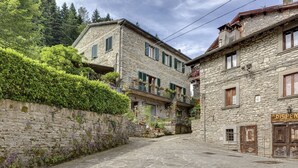 Um edifício de pedra com uma placa que diz "La Dispensa della Locanda".