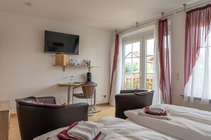 Quarto casal básico | Escrivaninha, espaço de trabalho para notebook, Wi-Fi de cortesia