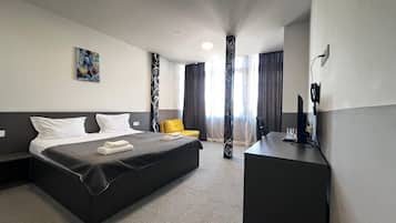 Quarto casal luxo, vista para o rio | Escrivaninha, espaço de trabalho para notebook, cortinas blackout