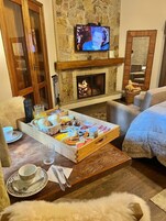 Quarto casal luxo, sacada, vista para o jardim | Opções para refeição no quarto
