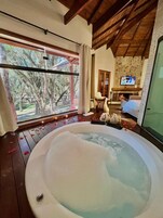 Quarto casal luxo, sacada, vista para o jardim