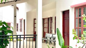 Quarto Duplo Deluxe, varanda, vista para a piscina | Vista do quarto