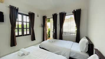 Quarto Twin, varanda, vista para o jardim | Lençóis de algodão egípcio, roupa de alta qualidade