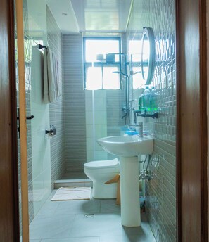 Produtos de toalete grátis, chinelos, toalhas de banho, sabonete