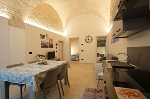 Standard Apartment, 1 Bedroom, Balcony (First floor) | Área de estar | TV de tela plana, brinquedos