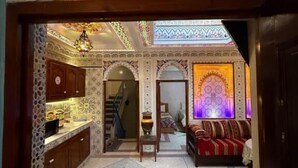 Um interior tradicional com cozinha, escada e área de estar.