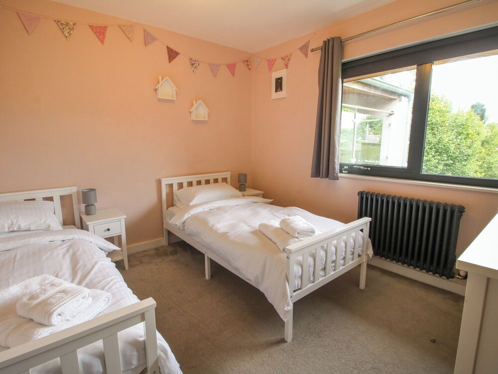 TIMBERDYNE, pet friendly, character holiday cottage in Woofferton ...