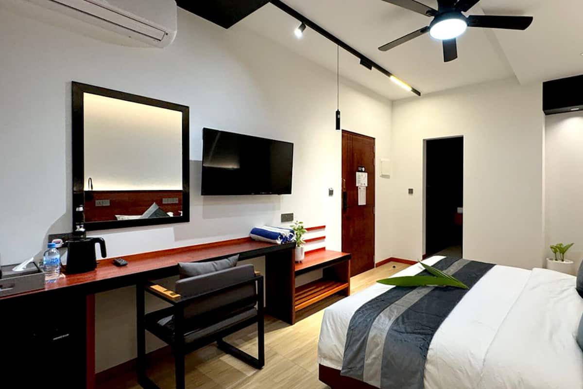 Quarto superior, vista para a praia | Cofres nos quartos, escrivaninha, espaço de trabalho para notebook