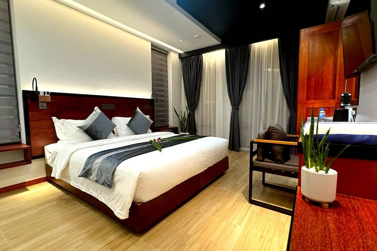 Quarto casal ou duplo luxo, sacada, vista para a cidade | Cofres nos quartos, escrivaninha, espaço de trabalho para notebook