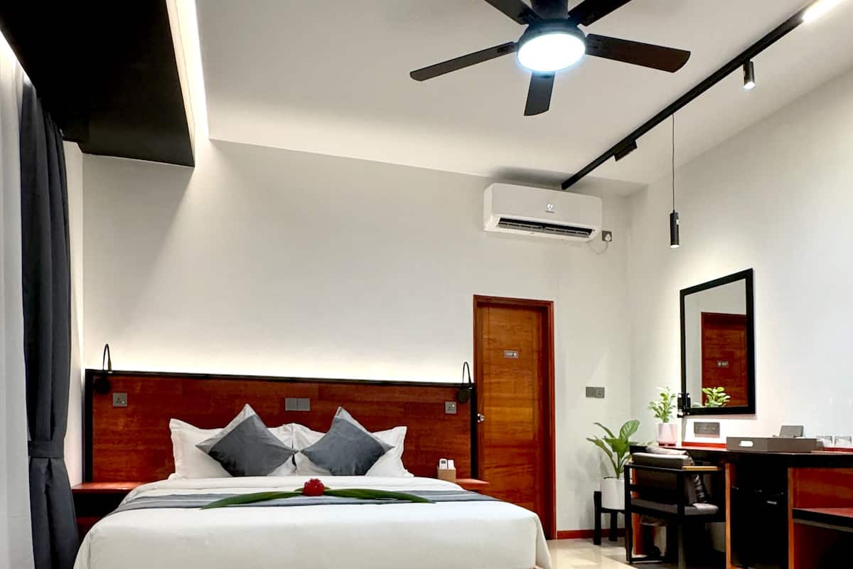 Quarto casal ou duplo luxo | Cofres nos quartos, escrivaninha, espaço de trabalho para notebook