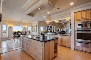 Casa, 5 quartos | Cozinha privada | Um frigorífico, uma cafeteira/bule, uma torradeira 