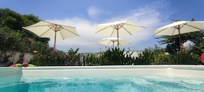 Piscina exterior, da(s) 10:00 à(s) 18:00, guarda-sóis, espreguiçadeiras 