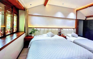 Quarto Triplo Familiar, vista para o pátio | Com decoração personalizada, com mobília individualizada 