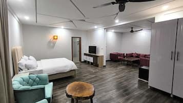 Quarto casal luxo, vista para o rio | Ferros/tábuas de passar roupa, Wi-Fi de cortesia