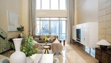 Penthouse de Luxo, varanda, Vista para a cidade | Sala de estar | Smart TV de 40 polegadas com canais via satélite