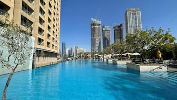 Piscina exterior, guarda-sóis, espreguiçadeiras