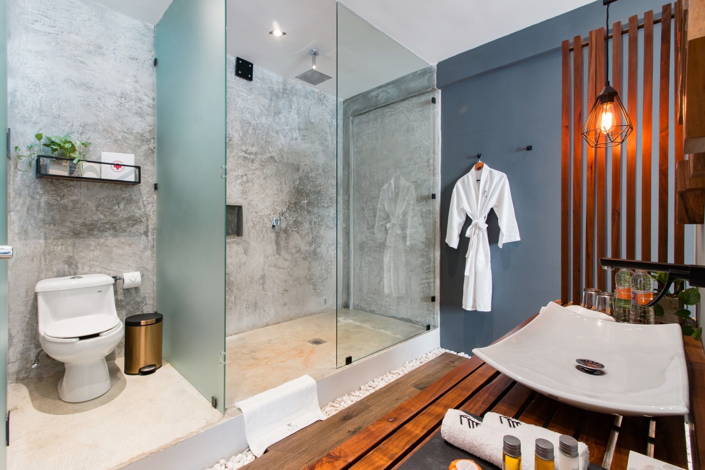 Um polibã, um chuveiro fixo, artigos de higiene pessoal grátis 