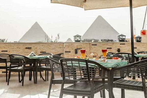 Night Pyramids Inn - Egypt